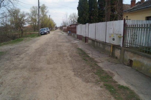 Viceprimarul Keizer arată cu degetul spre localnici pentru gunoaiele ce ...